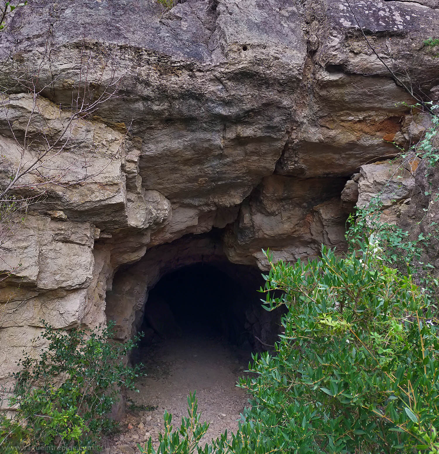 Tunnel et four à chaux sous une colline de l'Hérault