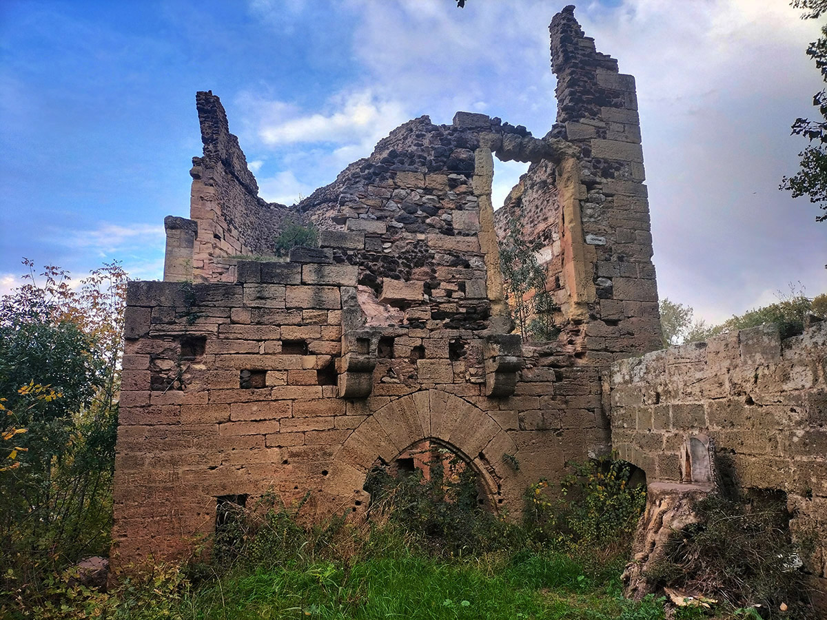 Les ruines du vieux moulin fortifié